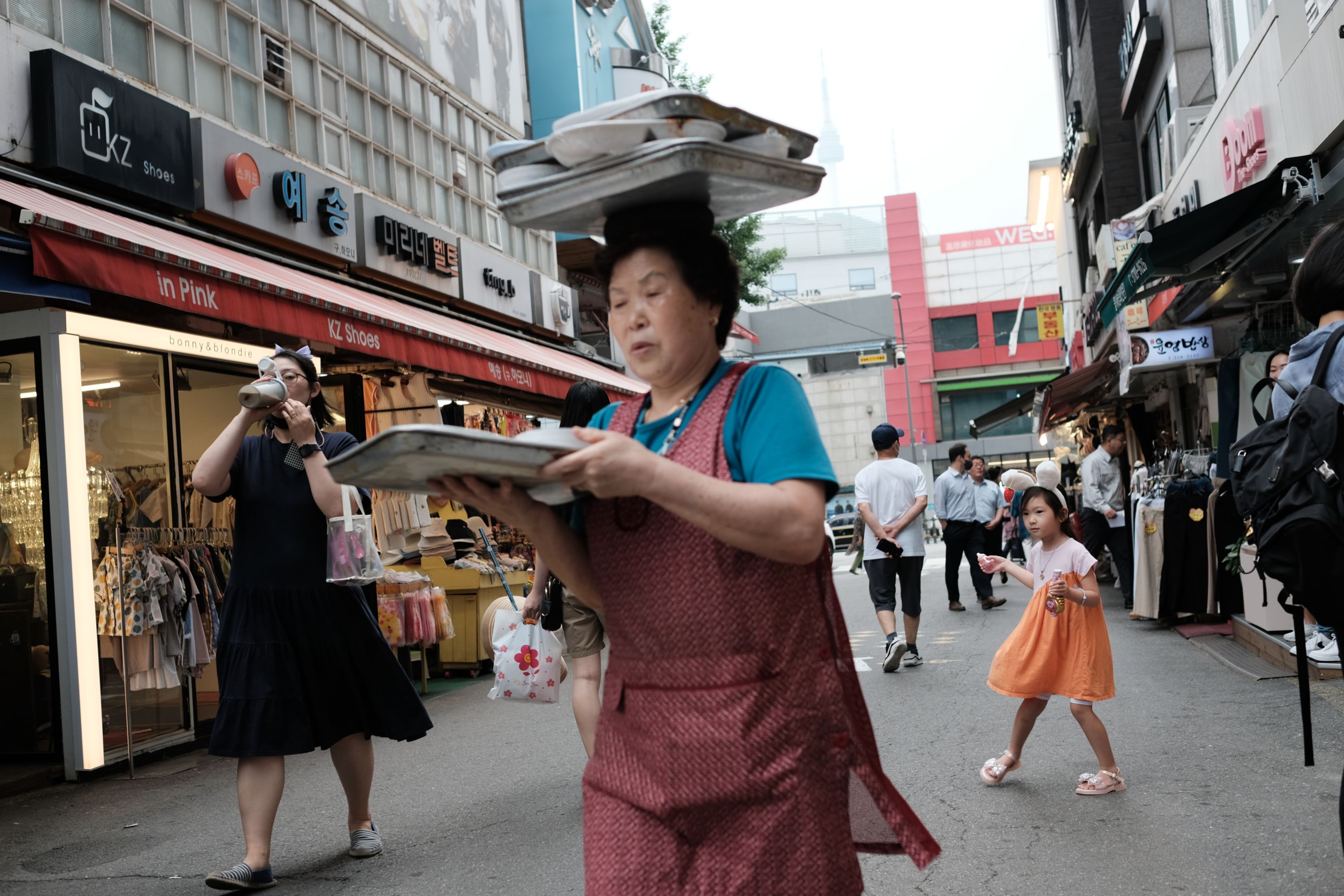 Woman with trays on head, Seoul, South Korea – gsworldphoto