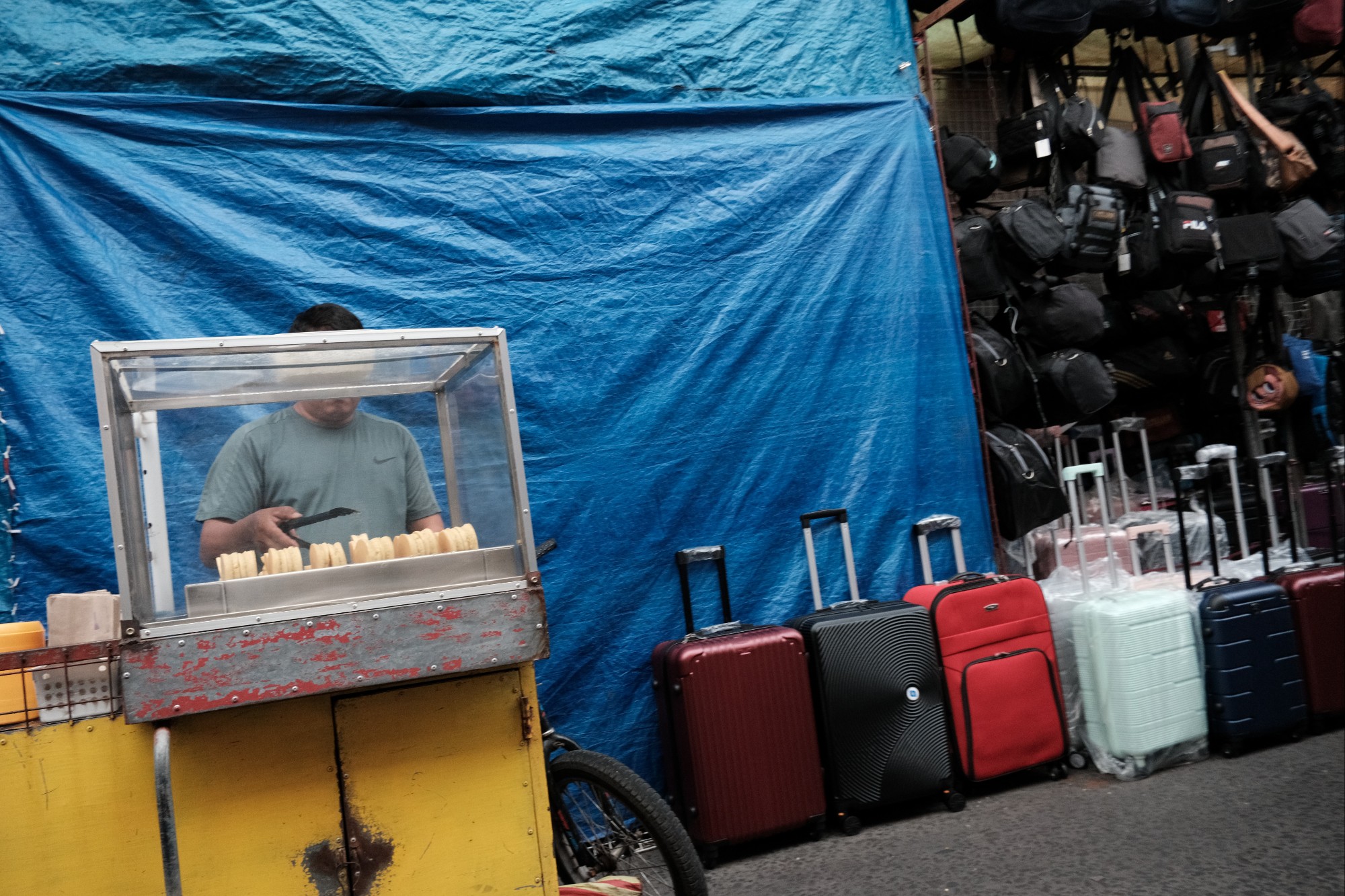 Man behind food cart, Manila, Philippines – gsworldphoto